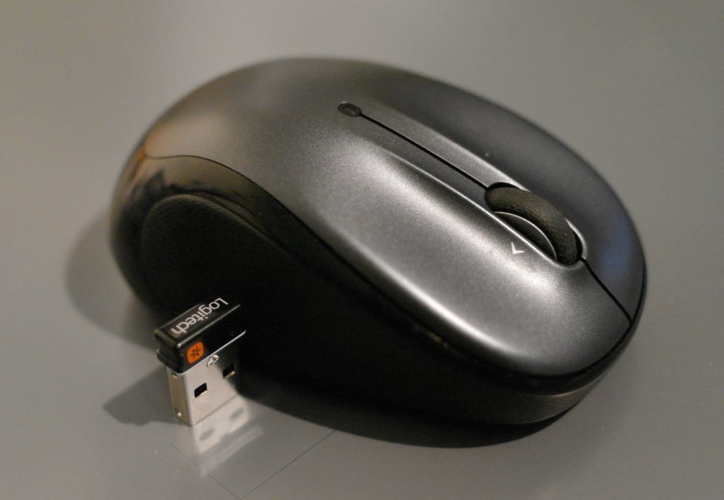 Logitech M525 vs Logitech M325 Mouse: Which One is Better for the Price ...